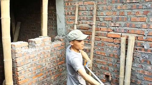 小伙用几根木头和木板手工给楼梯支模,这手艺还确实可以#手工