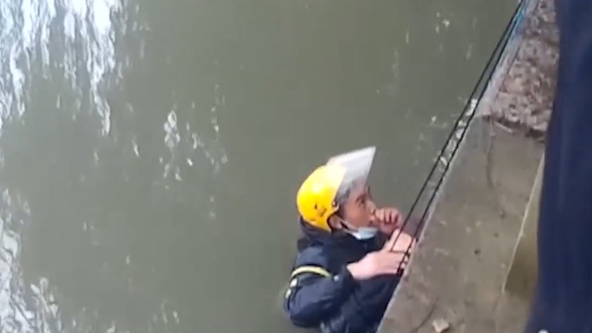 外卖小哥跳河救出老人后才想起不会游泳,警方正为其申报见义勇为