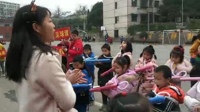 孩子们在排练乐器,明天要演出啦