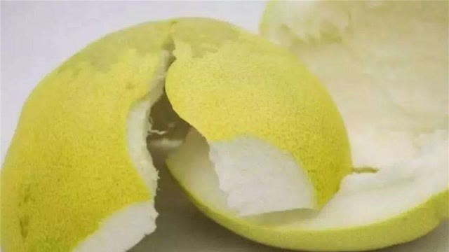 柚子皮扔掉太可惜,放进厨房有妙用,能省下不少钱,早学会早受益