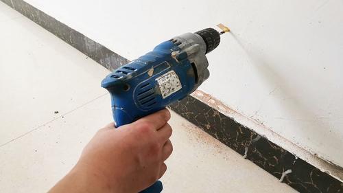 电钻打孔不想有尘土,试试这小创意挺不错