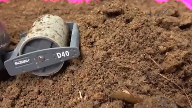 让宝宝瞬间爱上的小玩具:堡垒中全是土,小车正在轻轻滚动