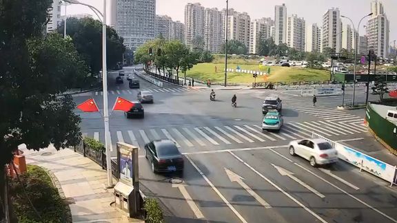 这个司机太疯狂!重型半挂牵引车城区单行逆向行驶约700m