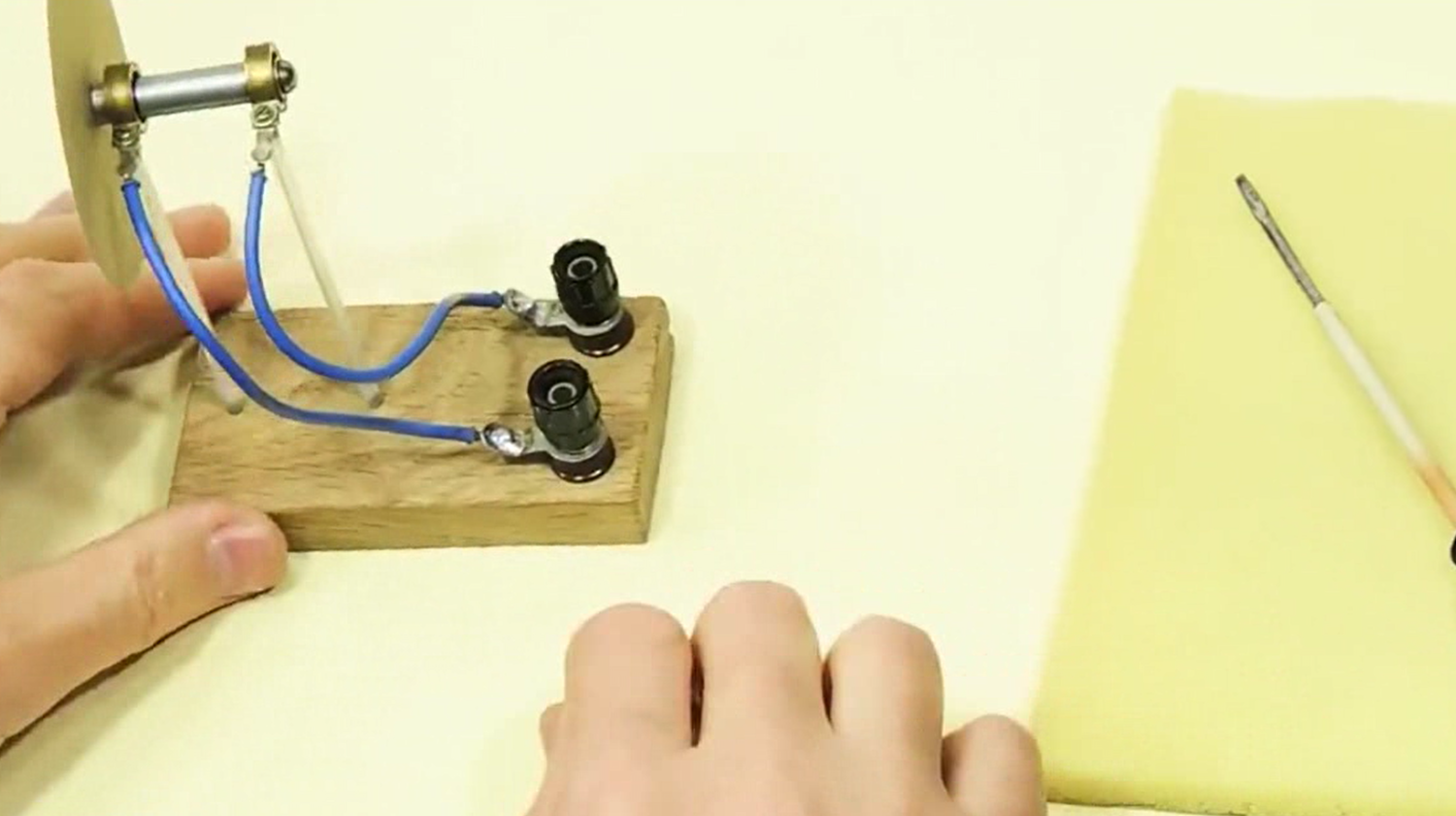 科技小实验!一节电池威力很大吗?竟能让钢珠转动,怎么做到的