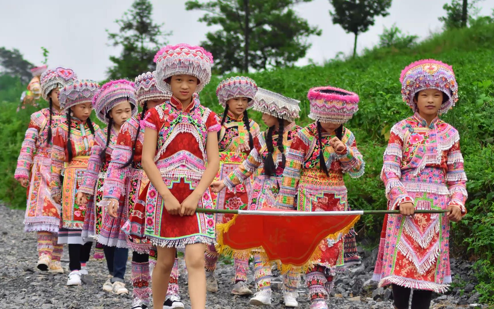 2018年七夕 白腊苗族乡杉木沟花山舞蹈队在冒鼓苗寨参加冒鼓苗家...