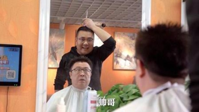 耿直的“Tony老师”惹怒顾客大叔,大叔出门却乐开了花,都是套路!