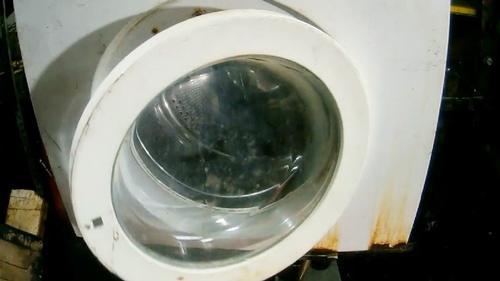 小伙从洗衣机拆了一个洗衣桶,制造一个烧烤架,这念头很大胆!