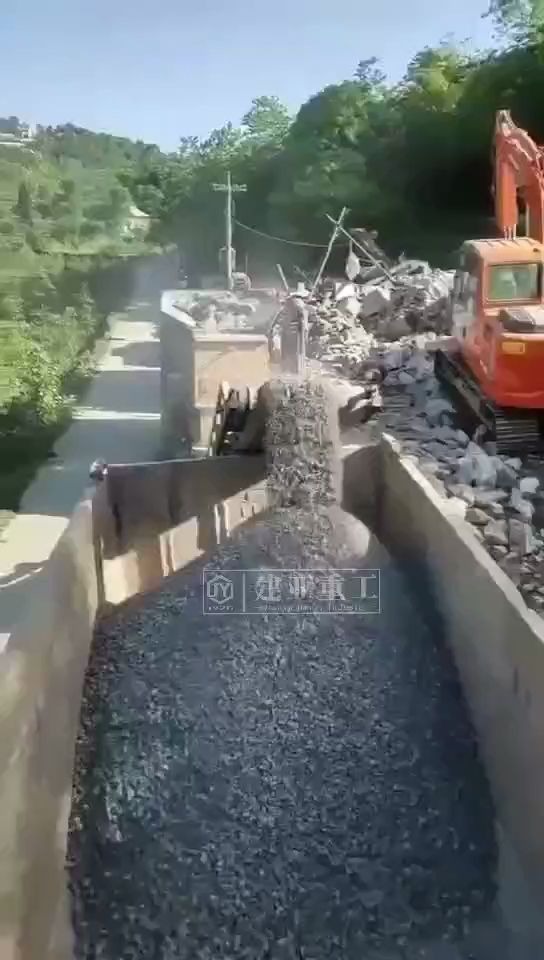 移动破碎机功能强大、动力强劲