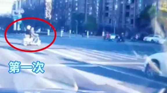 监控曝光!近日江苏南京一奔驰车闯红灯撞人后逃逸,又再次撞到行人