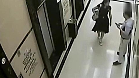 男子急着坐电梯, 向电梯门撞了过去, 监控拍下可怕一幕!