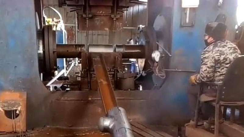 水压成型大尺寸三通接头设备,对原材料无缝钢管的延展性要求很高