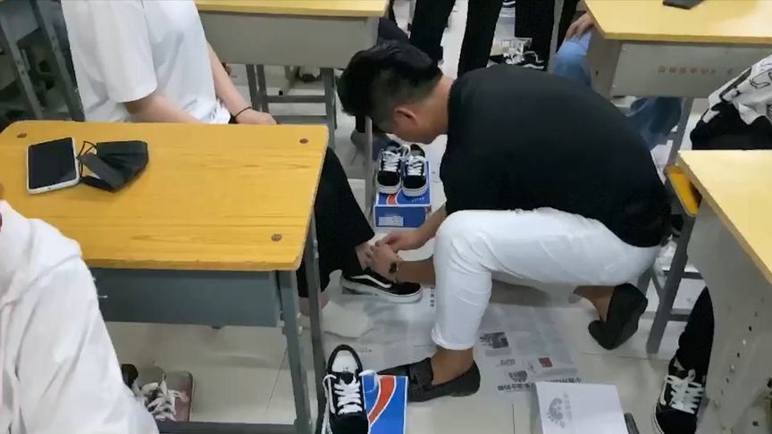 河南一班主任用4千元工资为108名毕业生买鞋,学生唱“情歌”感谢