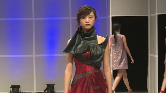 时装秀:丝绸高贵红纱裙,拼接磨砂皮质围巾,性感却不暴露!