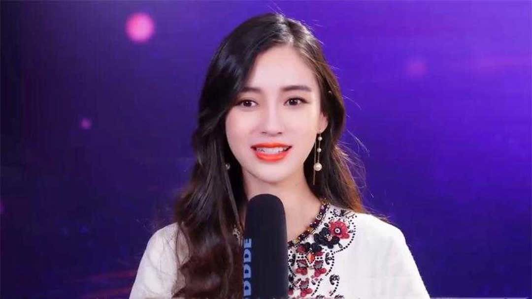 杨颖采访名场面,很难跟父母说我爱你,心里都是很爱对方的!