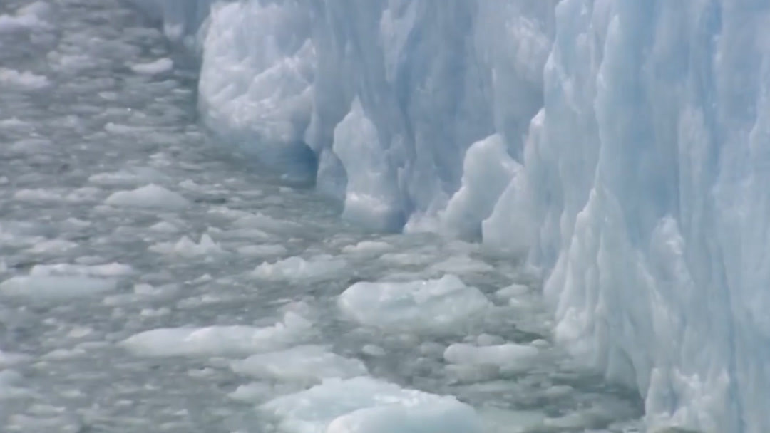冰山的融化速度增快,很可能是地球变暖的缘故,大量冰化成水!