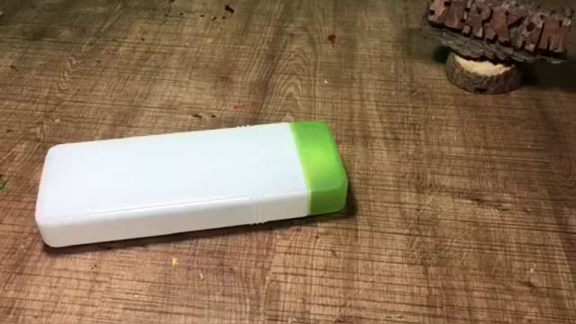 小伙自制大巴车汽车模型,用的材料你肯定想不到,太牛了