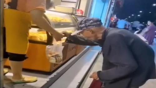 好心阿姨给老人免单,老人家坚持自己付钱,老人,不是你年轻就挣钱容易