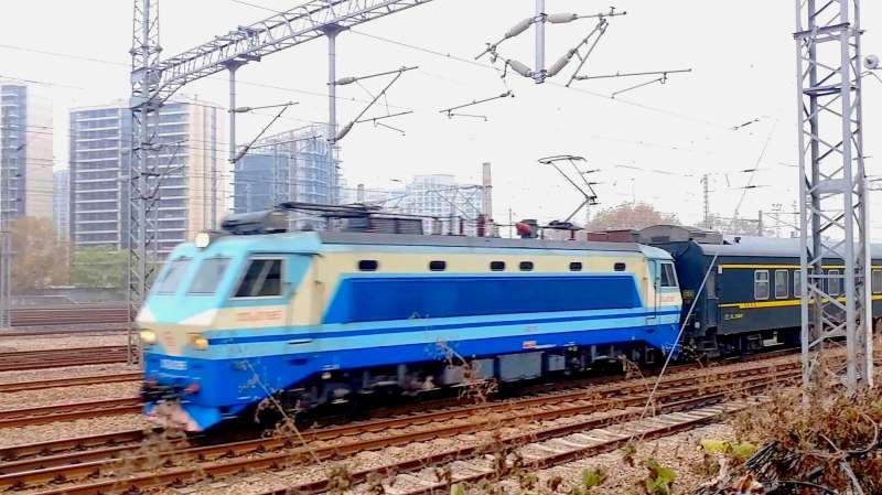 漂亮的蓝色SS8机车 牵引上海南至衡阳K759次列车通过艮山门