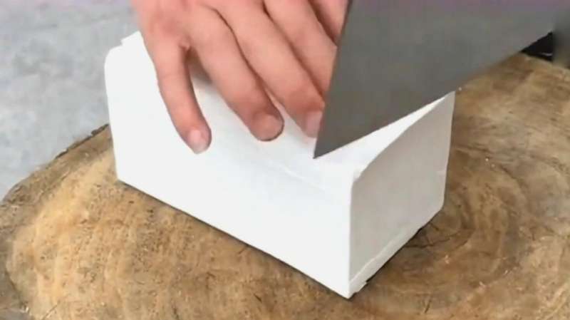 这才叫锋利,用菜刀切纸就和切豆腐一样,好害怕他切了手