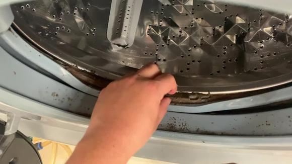滚筒洗衣机脏东西都在皮圈下面,在滚筒两侧内壁上。