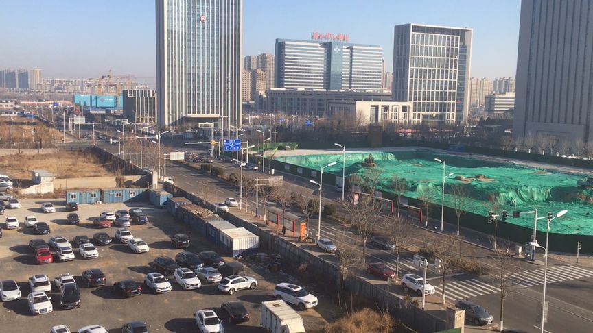 大年初七,春节假期结束第一天,路上车不多,停车场里车不少!