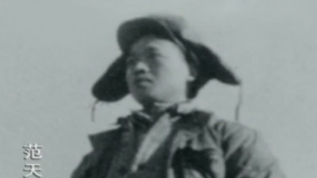 抗美援朝,志愿军战士被炸伤双腿,依然在阵地上爬行着战斗