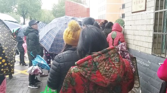 学校门口站满了家长,都是等孩子放学的,这就是父母的爱呀