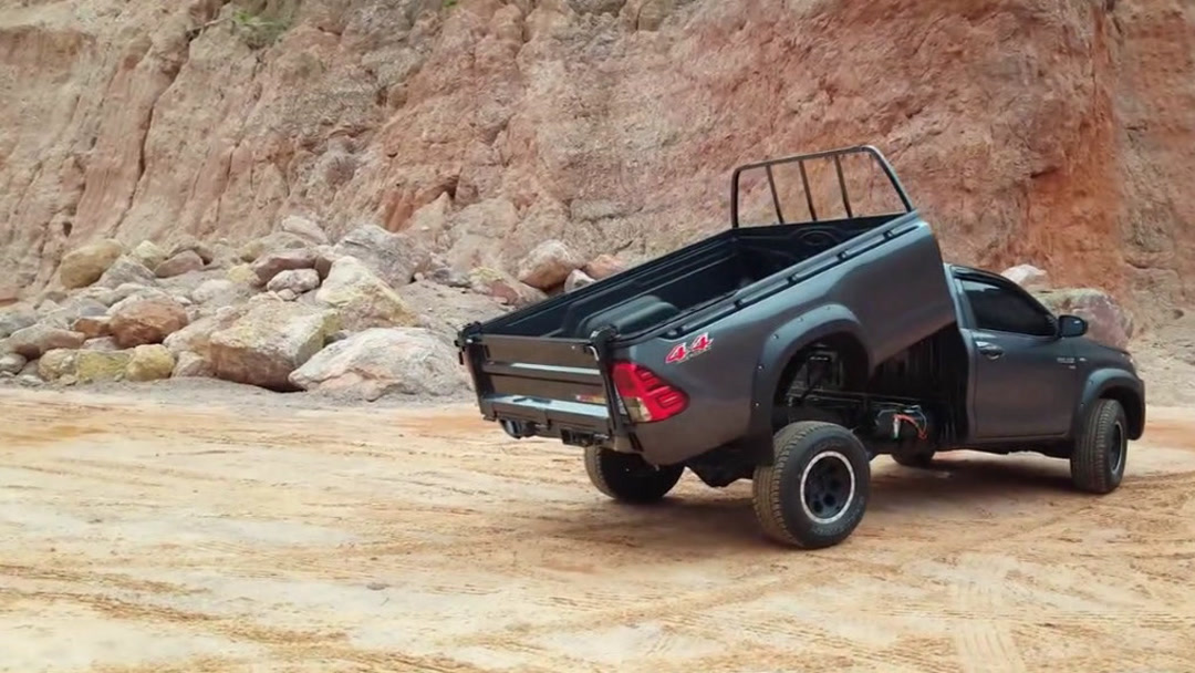 很多功能的皮卡车,自带卸载能力!