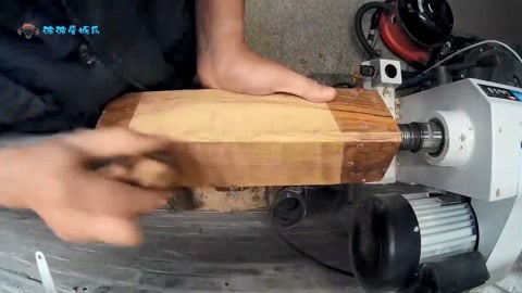 木雕木工的手动制作,现代器械的雕刻2根蜡烛而不是4根蜡烛