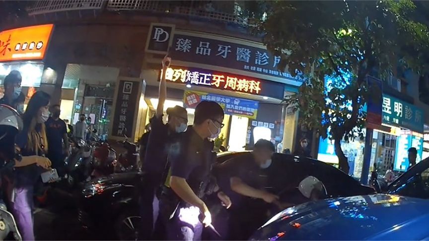 台湾高职学生持刀斗殴 警方对空连开5枪压制逮捕20人