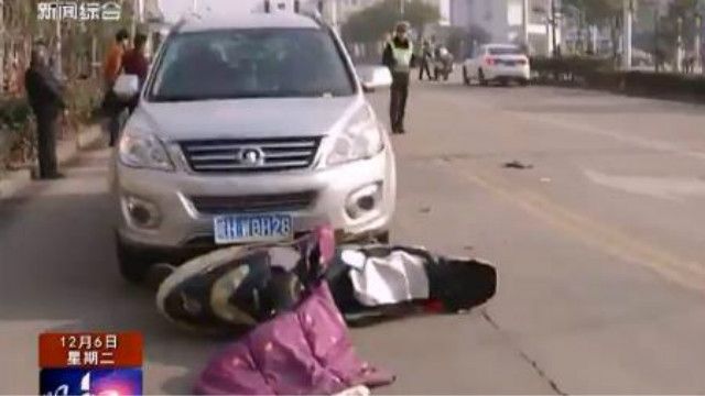 安庆怀宁:电动车违规横穿机动车道撞上小汽车 车上两人受伤