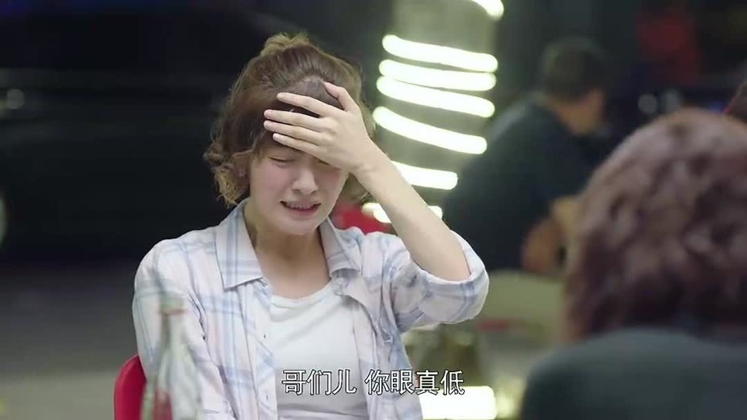 在酒精的作用下,男子痛哭的诉说出前半生的经历,再穷三观也要正