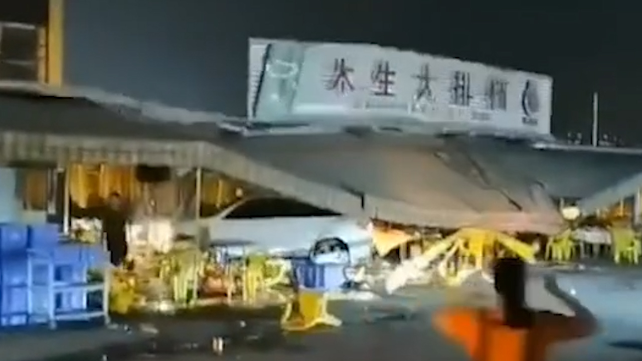 吃宵夜吵架被邻桌拍照引斗殴 男子一怒之下开车撞毁大排档