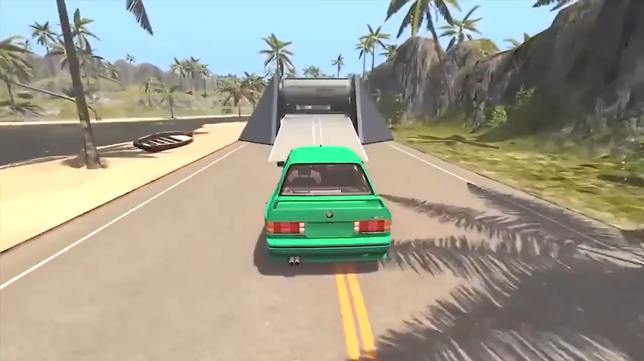 车祸模拟器:宝马车开进粉碎机里面,瞬间变成渣,效果不错