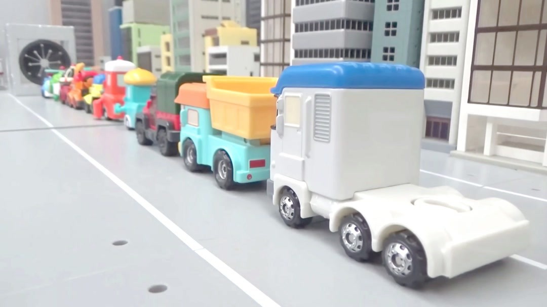 变形警车珀利带着小伙伴和各种工程车穿过隧道的游戏?