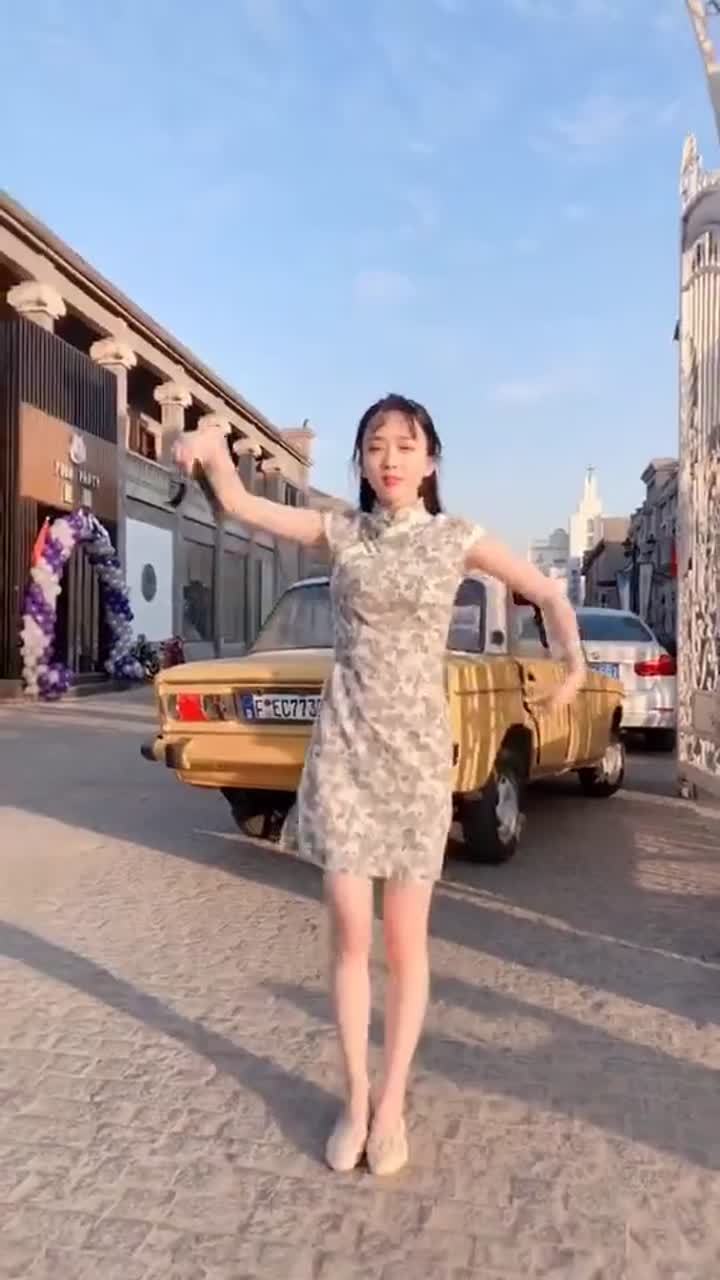 大家穿便服汉服都火了那我换上旗袍不知您可欢喜感谢大家对我的关注...