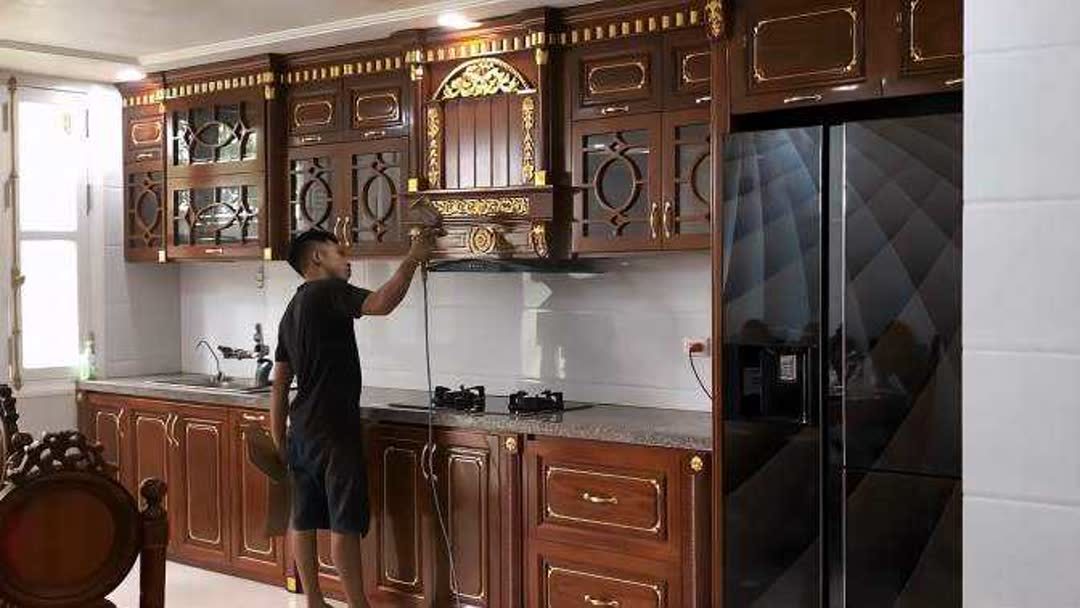 厨房老旧,年轻木匠建筑豪华橱柜,精湛的木工活让人叹服