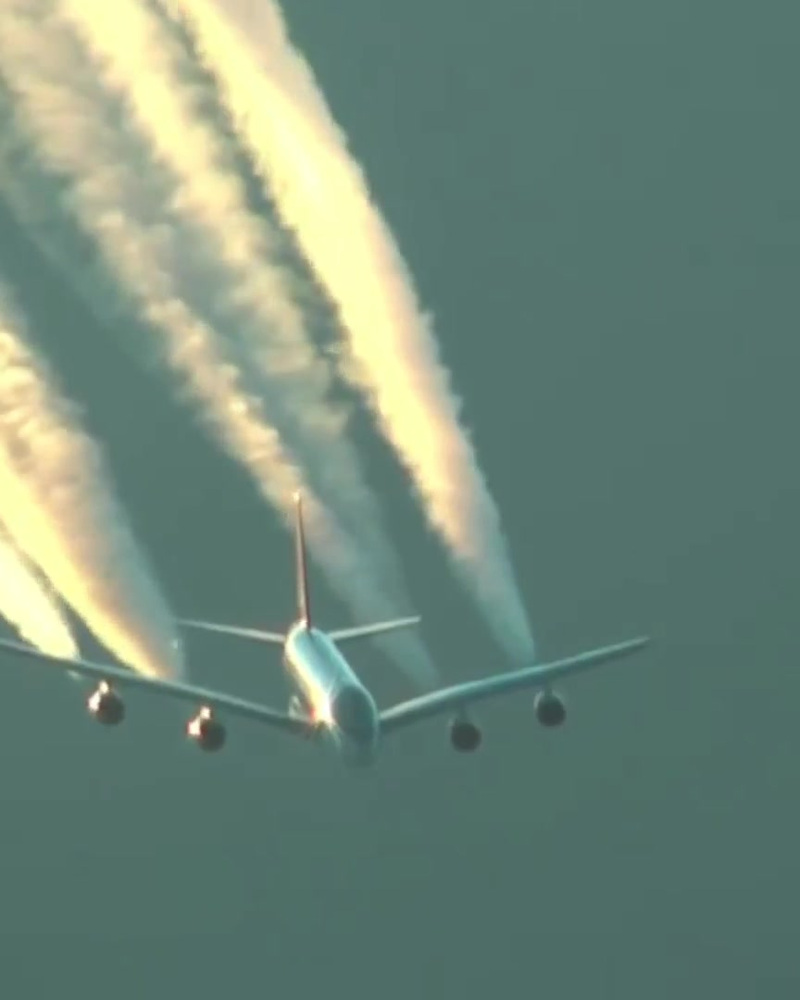 在波音B747的飞机上拍下空客A380的飞行轨迹！确实是挺震撼的
