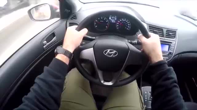 开车时,如何轻松将车辆保持在道路正中间?_1