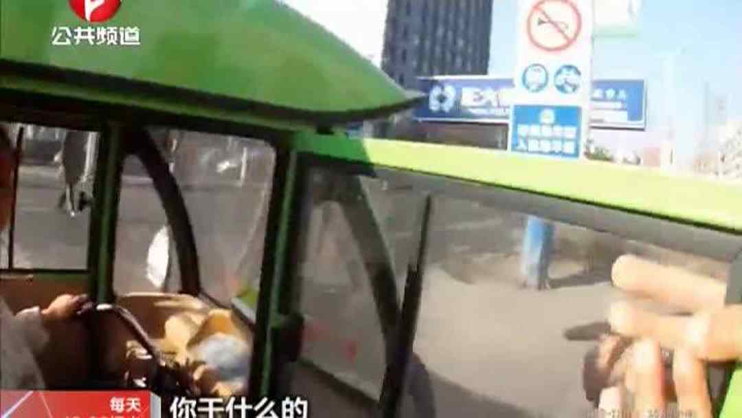 女子闯红灯 不服执法咬交警