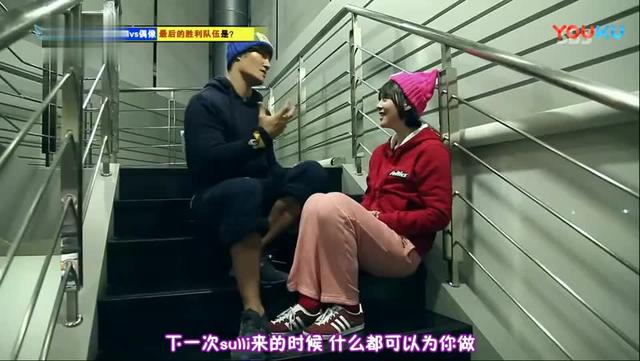 RunningMan撕名牌大战金钟国不忍心撕崔雪莉名牌,协商撕掉