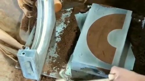 看到十多年的工人师傅做模具,干这活必须要细心,粗人一般做不好