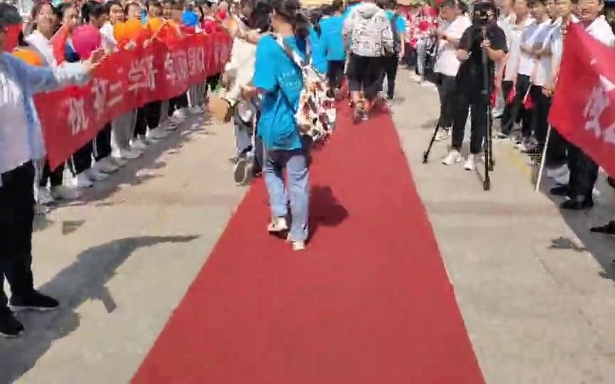毕业典礼 走出校门