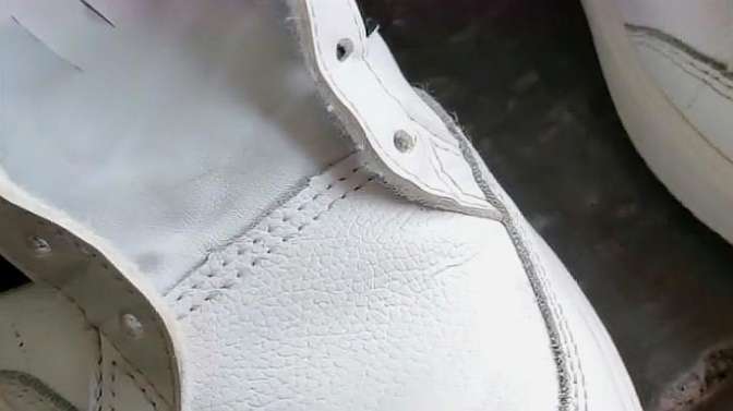 穿旧的小白鞋容易脱皮,教你一招能恢复原样,太神奇了!