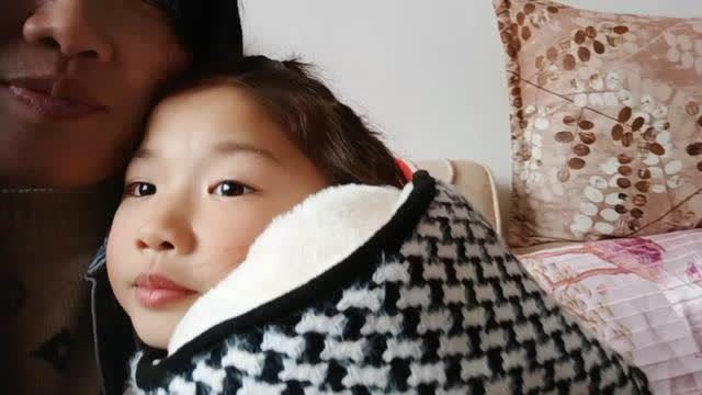 果果从姑姑家回来了,看到妈妈都又亲又搂的,还说太想妈妈了