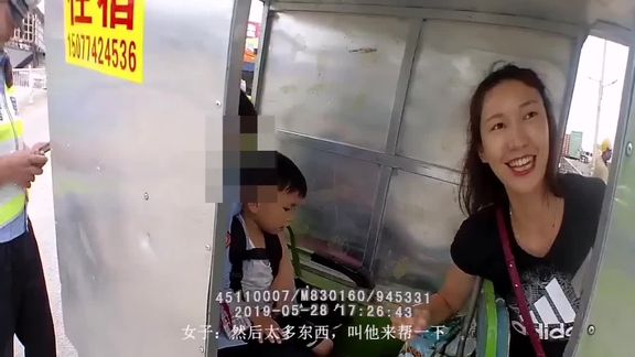 #广西交警飓风行动 我怀疑这个小孩在开车,但是没有证据…小姨的操作...