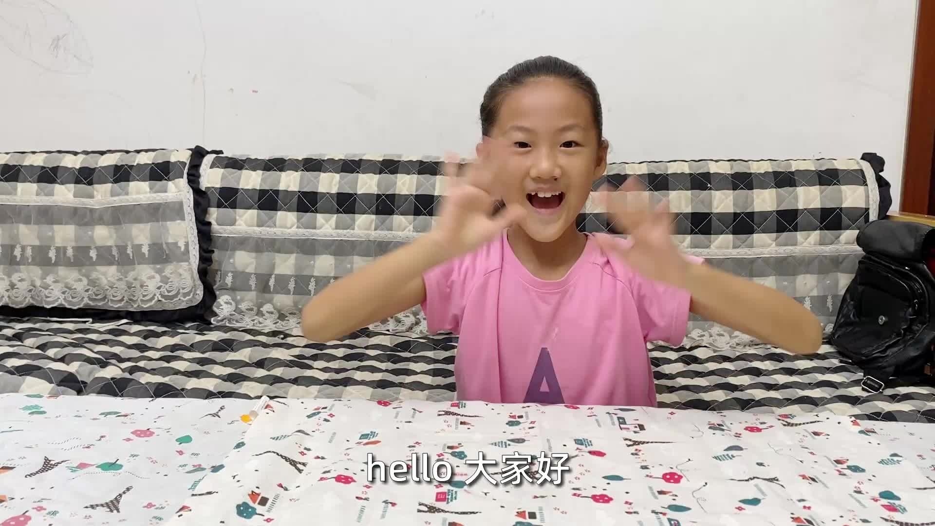 姐姐花14块钱买了4块橡皮,图案很萌有点小贵,分给弟弟2块