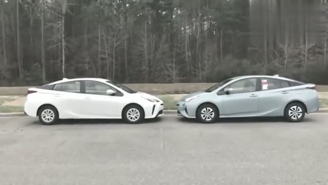 旧款丰田普锐斯和新款丰田普锐斯的对比实拍