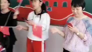 孩子班级开展的“插花艺术·喜迎国庆”活动,很有意义ߑ�ߑ�ߑ