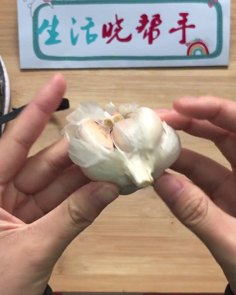 大蒜还有这么大的作用,妹子不说还真不知道,买点大蒜备用吧